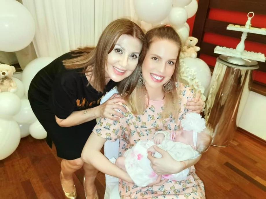 Илиана Раева показа и бебе Асияна - Новите родители